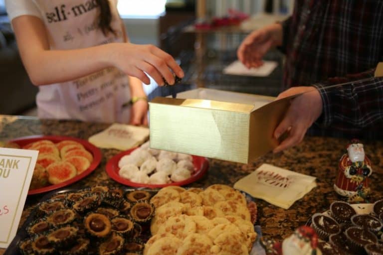 How to host a holiday cookie swap they won't forget! - This Mama Loves